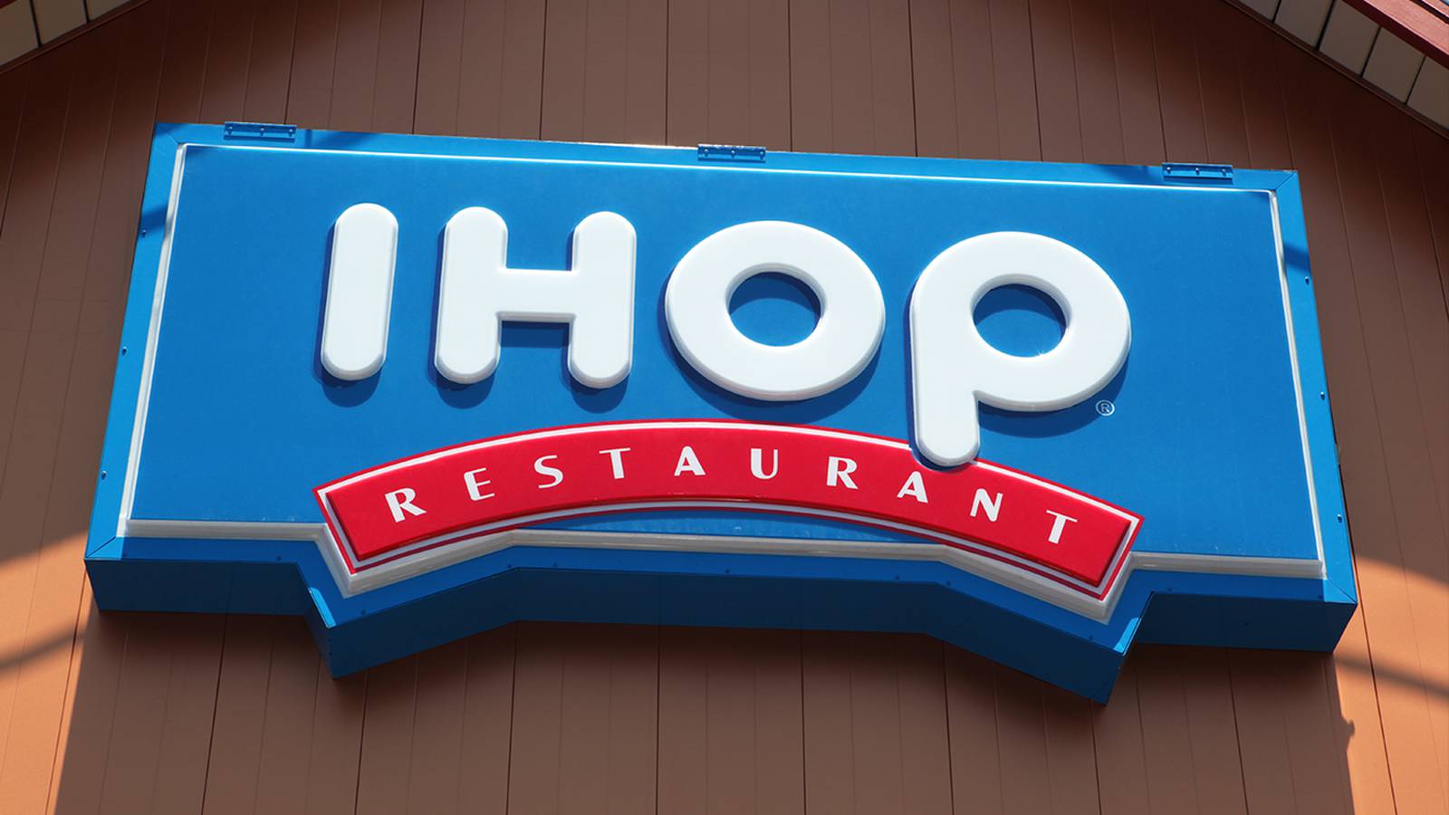 Man charged after Seattle IHOP fight video goes viral – KIRO 7 News Seattle