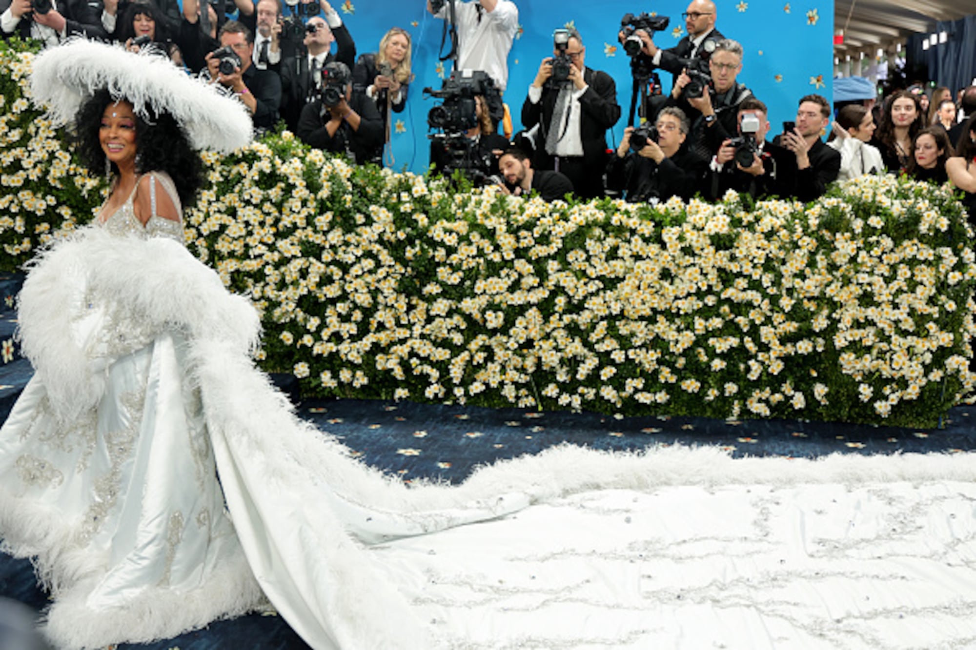 Photos: Stars walk the red carpet at the 2025 Met Gala – KIRO 7 News Seattle