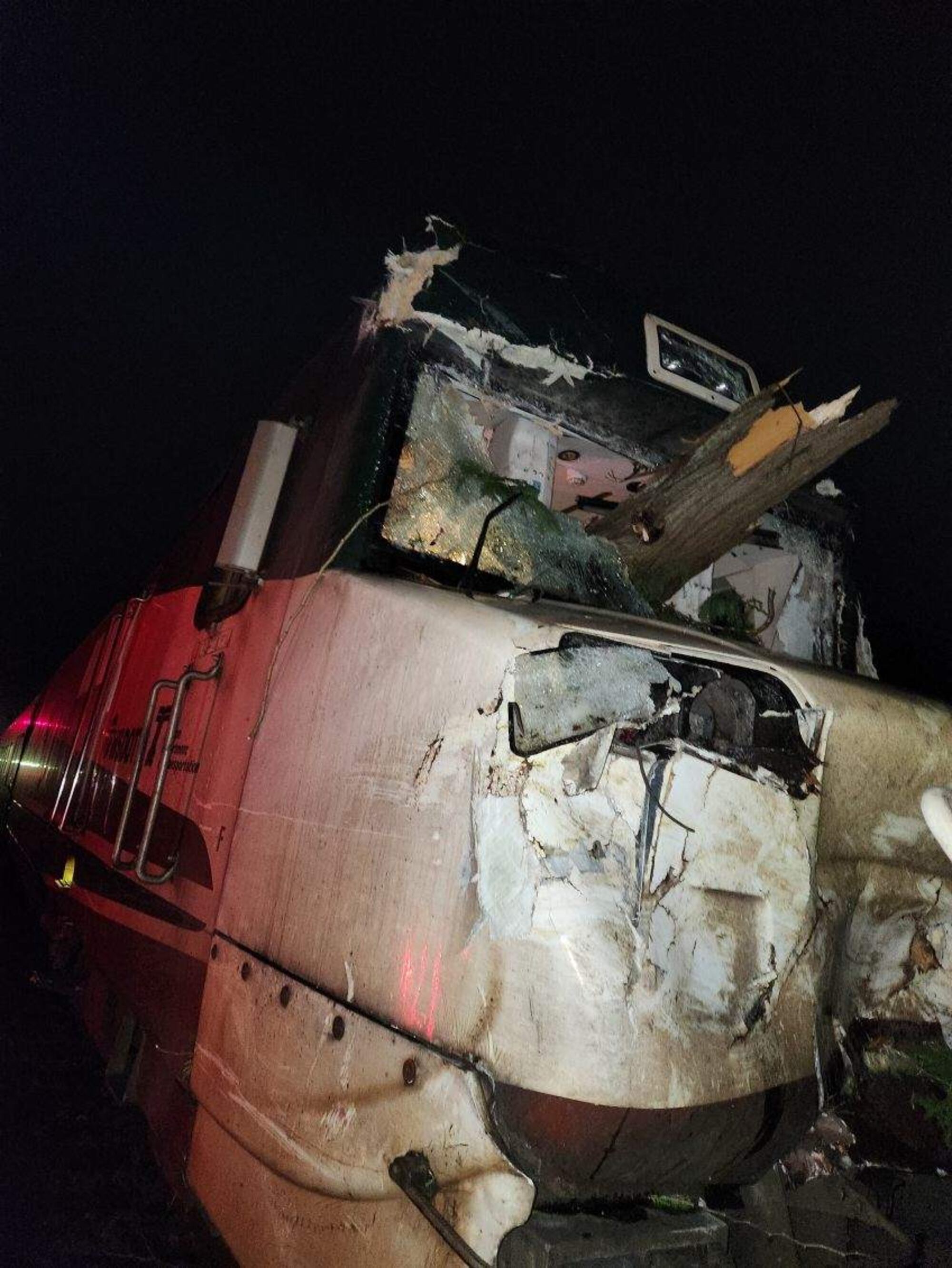 PHOTOS: Amtrak train hits tree near Stanwood – KIRO 7 News Seattle